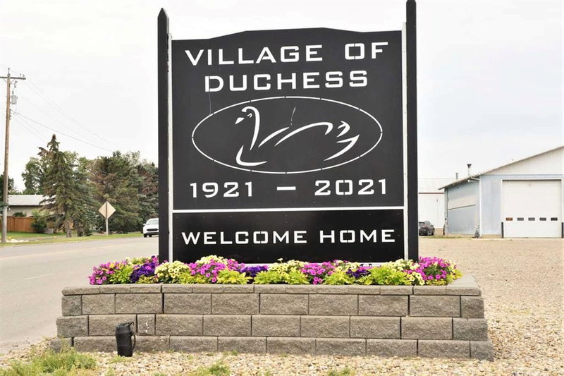 337 Laura Ave Avenue W, Duchess AB - For Sale | HonestDoor